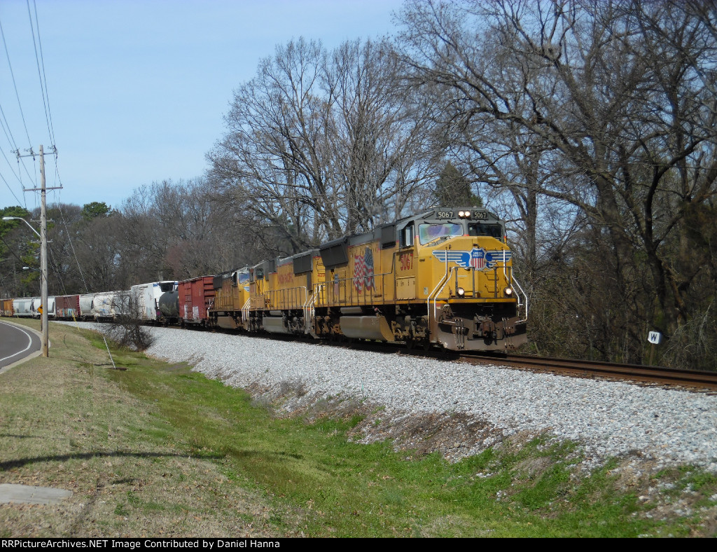 NS 16Z rounds the bend at MP 538 behind a trio of UP EMD SD70M's